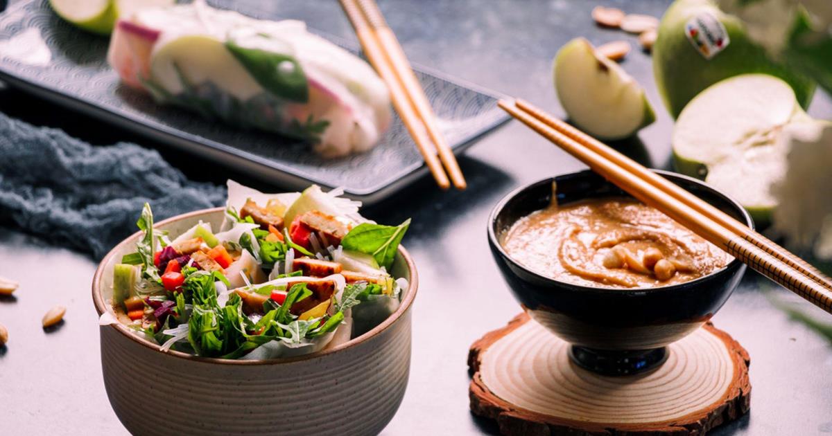 Recipe: Fresh summer rolls with Südtiroler Apfel PGI and crispy tempeh