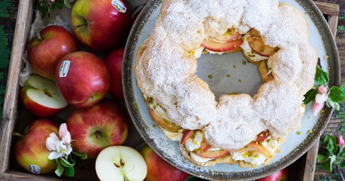 Choux ring with caramel apples
